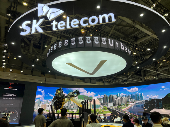 SK텔레콤이 부산 벡스코에서 열린 2022 부산국제모터쇼에서 4인승 UAM 기체를 8분의 1로 축소한 전기수직이착륙기(eVTOL) 모형 등을 전시한 모습. [사진=김문기 기자]