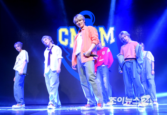 [포토]커맨더맨(CMDM), 신인 그룹의 데뷔 첫 무대